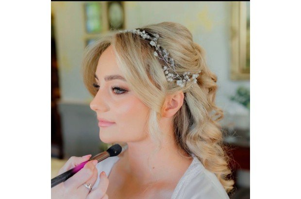 Laura O'Hare Makeup | weddingsonline